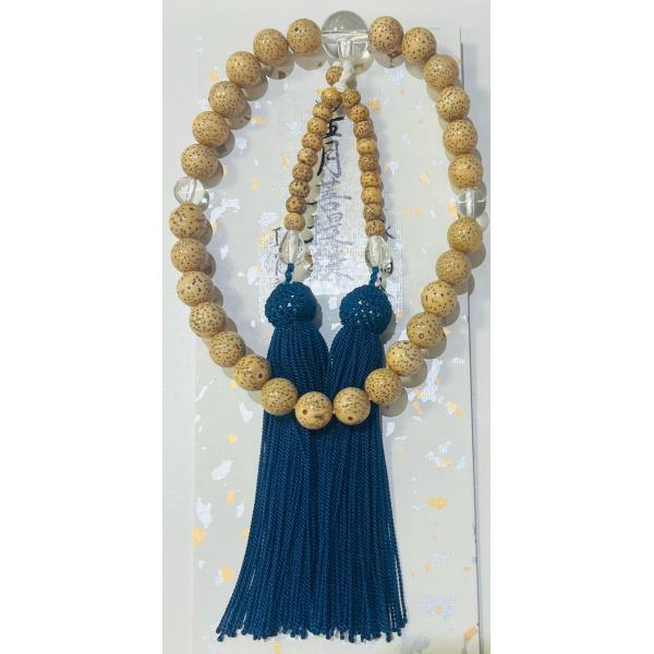 主珠　　：　星月菩提珠（せいげつぼだいじゅ）仕立　　：　水晶正絹房　：　9　濃鉄紙箱入「星月菩提珠」は、お釈迦様が、その下で悟りを開かれたという菩提樹の実です。星月菩提珠は丸い窪みと星のような斑点が特徴で「仏界」の宇宙を表しています。手に馴...