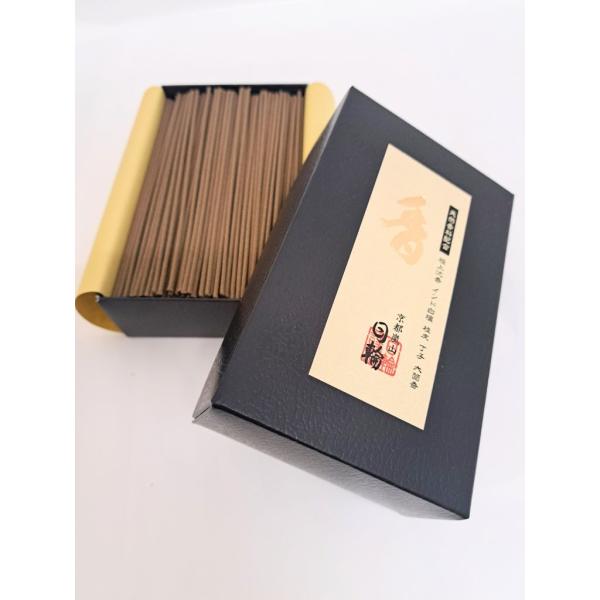 天然の原材料を使用したオリジナル配合のお線香。上品で落ち着いた甘さの沈香を基調に白檀・丁字・桂皮・龍脳等を配合。落ち着いた残り香も楽しめます。リピーター様が多く、寺院でも香りが良いと評判でご使用頂いております。日々お使いになられる香りですの...