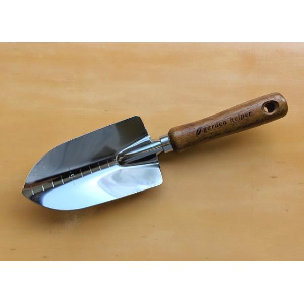 丈夫でしっかりしたクロームメッキ仕上げのスコップ＊サイズ：全長：28ｃｍ<br />刃長：14ｃｍ<br />幅：8ｃｍ<br />柄長：12ｃｍ<br /><br />