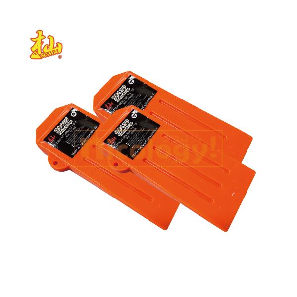 杣 新・伐木くさび/中サイズ:全長200mm ×幅（最大82/最小72）mm ×厚み（最大29mm）材質：ABS樹脂で外部からの衝撃に強く、抜けのリスクを抑える返しと、紐通し用フックが付いた軽量で頑丈なクサビが杣（ソマ）から新登場。