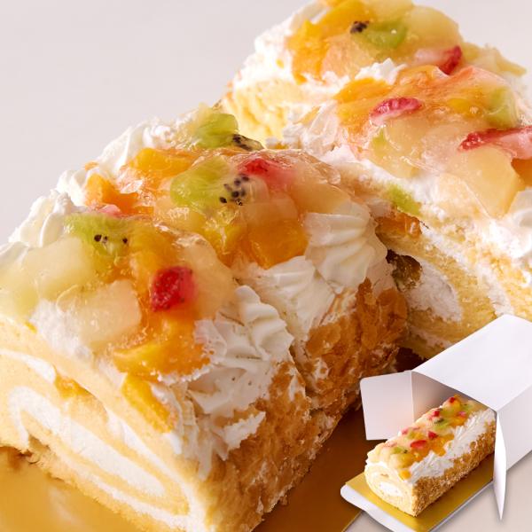 ■4種のフルーツをたっぷり使ったフルーツロールケーキ■白桃　黄桃　イチゴ　キウイ贅沢に4種のフルーツをたっぷり使用すっきりと爽やかなほどよい甘さが魅力■美味しさのひみつしっとり極上の生地で、ふわふわのホイップクリームをたっぷり巻き込み、4種...