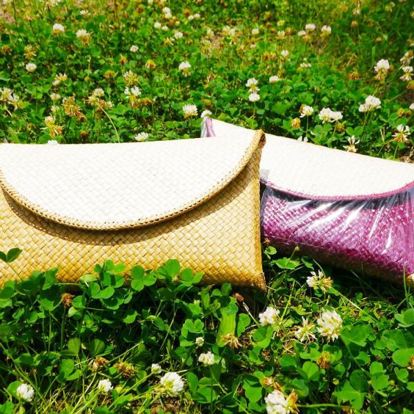 【発売日：2017年07月31日】インドネシア職人手作り手編みパンダナス製カゴクラッチバッグ　バッグインバッグインドネシアの職人が１つ１つ丁寧に手作業で編んだクラッチバックです。中は黒い布が縫い付けてありますので、荷物で素材を痛めることもあ...