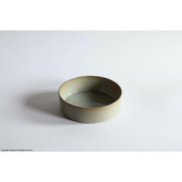 使うほどに愛着が増す、灰釉の柔かな表情が魅力の「モデラート ボウル」。テーブルに置いてあるだけでこなれた雰囲気が出る独特の存在感と、気が付くといつも手に取っていそうな自然体で快適な使い心地のシリーズです。豊富なバリエーションでコーディネート...