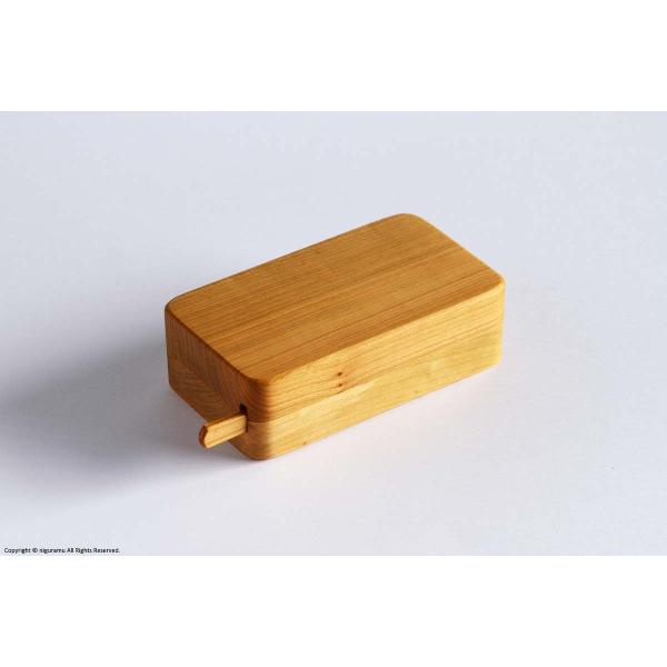 サイズ 148"W × 84"D × 44"H mm重量: 185 g材質：天然木表面仕上：オイルフィニッシュその他：バタースプレダー付き