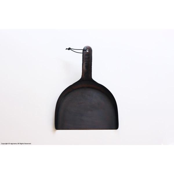 サイズ185"W (掃き入れ側) × 240"L × 60"H mm重量: 250 g材質：銅表面仕上：茶 - 硫化いぶし（硫化着色）