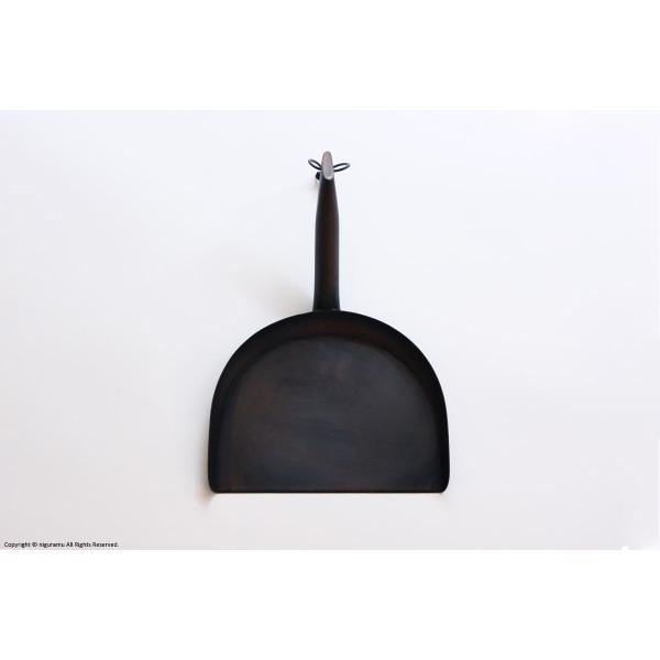 サイズ185"W (掃き入れ側) × 255"L × 90"H mm重量: 270 g材質：銅表面仕上：茶 - 硫化いぶし（硫化着色）