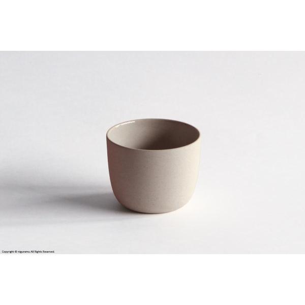 プロジェクトに参加するにあたって素材のリサーチからスタートさせたオランダのデザイナー、カースティ・ヴァン・ノートは、有田焼に通常使用されない白以外の「ベージュから黒色の陶石」に着目し、自然から生み出される美しい色合いの陶土を開発しました。そ...