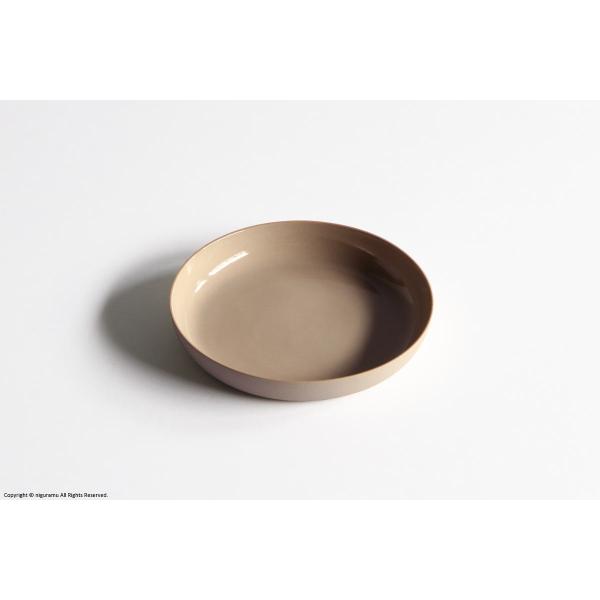 プロジェクトに参加するにあたって素材のリサーチからスタートさせたオランダのデザイナー、カースティ・ヴァン・ノートは、有田焼に通常使用されない白以外の「ベージュから黒色の陶石」に着目し、自然から生み出される美しい色合いの陶土を開発しました。そ...