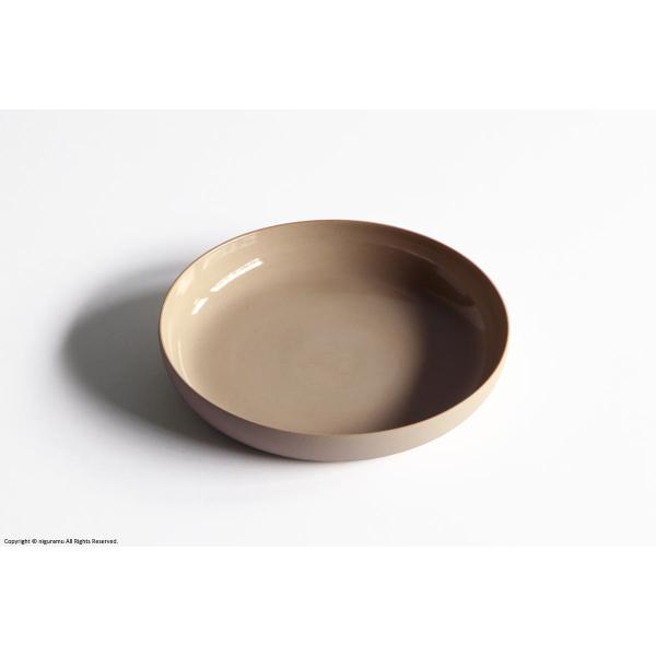 プロジェクトに参加するにあたって素材のリサーチからスタートさせたオランダのデザイナー、カースティ・ヴァン・ノートは、有田焼に通常使用されない白以外の「ベージュから黒色の陶石」に着目し、自然から生み出される美しい色合いの陶土を開発しました。そ...