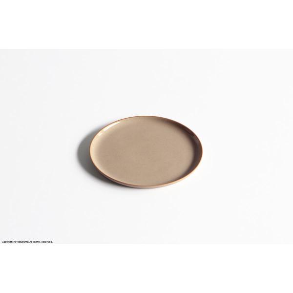 プロジェクトに参加するにあたって素材のリサーチからスタートさせたオランダのデザイナー、カースティ・ヴァン・ノートは、有田焼に通常使用されない白以外の「ベージュから黒色の陶石」に着目し、自然から生み出される美しい色合いの陶土を開発しました。そ...