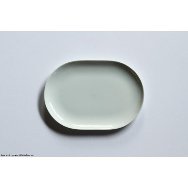 Oval Plate 240240"W × 170"D × 15"H mm重量: 410 gOval Plate 310310"W × 260"D × 20"H mm重量: 880 g材質：磁器使用範囲：レンジ , 食洗機