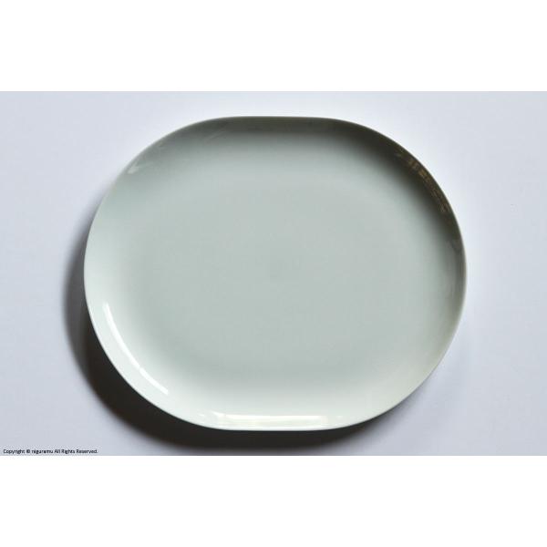 Oval Plate 240240"W × 170"D × 15"H mm重量: 410 gOval Plate 310310"W × 260"D × 20"H mm重量: 880 g材質：磁器使用範囲：レンジ , 食洗機