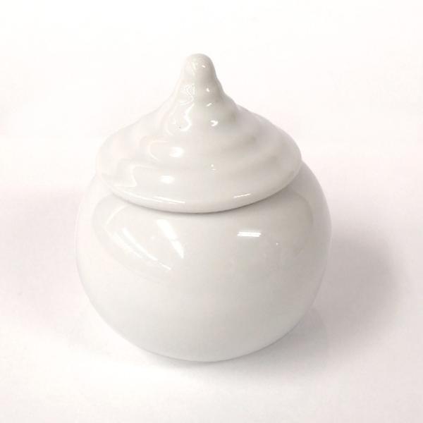 商品分類:神具商品説明:【商品コード：2290】■商品詳細●商品サイズ：高さ6.3cm×幅5.8cm●材質：瀬戸物●日本製※本製品は焼き物の為、色・サイズが多少異なる場合がございます。水玉は水器ともいい、お水を入れてお供えするための器です。...