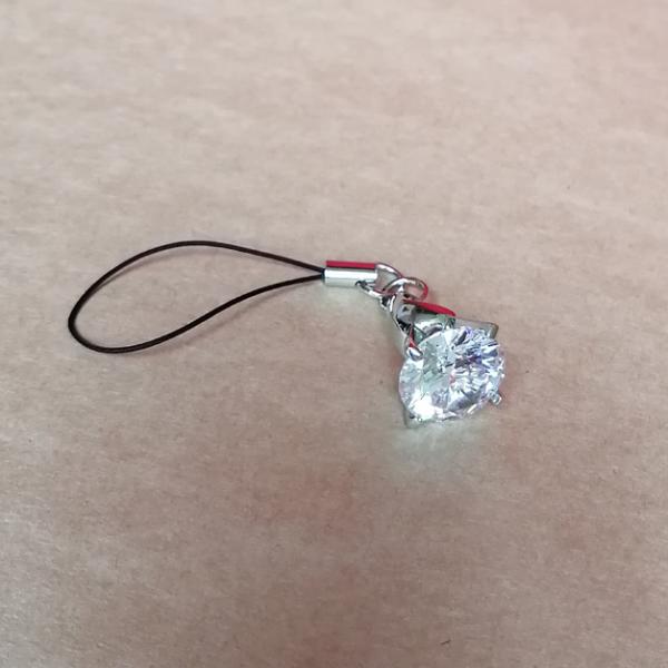 商品分類:アウトレット商品説明:【商品番号：200718No.16】ダイヤ型ガラス付のストラップです。■商品詳細●サイズ：長さ約8cm、ガラス部分直径約1.8cm●材質：金属製/ダイヤ型ガラス付※未使用品ですが、アウトレット・在庫処分品の為...