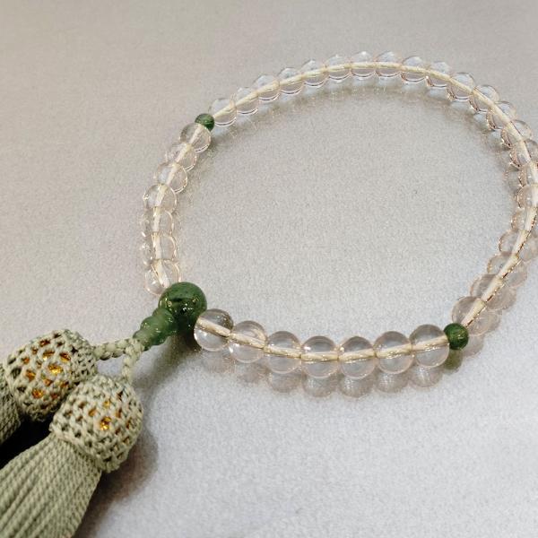 商品説明:【商品コード：3421】■珠の素材●主珠：玻璃水晶（約7mm）※玻璃（ハリ）はガラスのことです。●親珠：翡翠（約10mm）●天珠：翡翠（約5mm）■特徴主珠に玻璃珠(水晶風の丸ガラス)を使用、親珠、天珠には翡翠を使用しています。主...