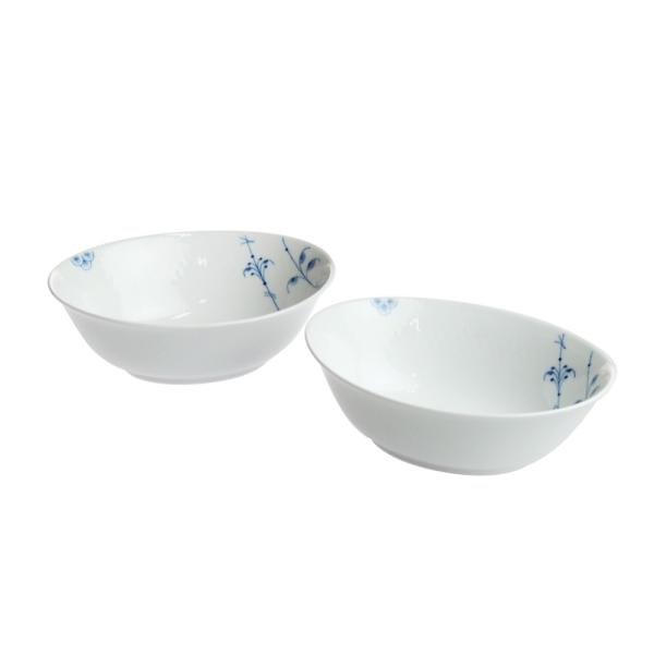 西洋とアジアの食文化 ブルーパルメッテは2004年に誕生したロングセラーシリーズ。料理を大皿から取り分けるアジアの食文化をイメージしてデザインされ、 機能的で和洋折衷の料理に調和する完成された器です。 伝統の絵柄をアレンジ 絵柄はブルーフル...