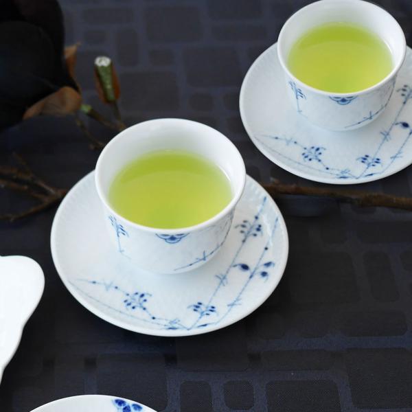 西洋とアジアの食文化 ブルーパルメッテは2004年に誕生したロングセラーシリーズ。料理を大皿から取り分けるアジアの食文化をイメージしてデザインされ、 機能的で和洋折衷の料理に調和する完成された器です。 伝統の絵柄をアレンジ 絵柄はブルーフル...