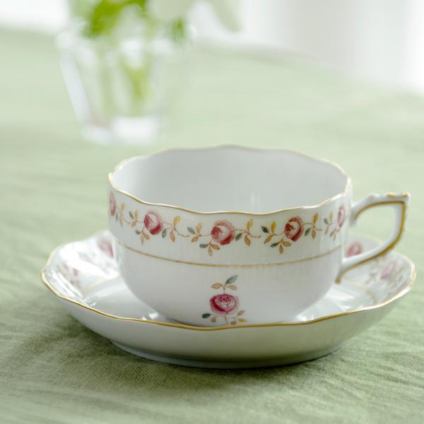 ローズガーランドシリーズは、ハプスブルク家が好んだバラ文様が施されています。ヘレンドはこういったバラのモチーフが多く、ヘレンドならではと言えるアイテムです。小さな薔薇が可憐な表情を魅せ、花蔓が繊細にからむ様子は、吹き抜ける爽やかな風さえ感じます。