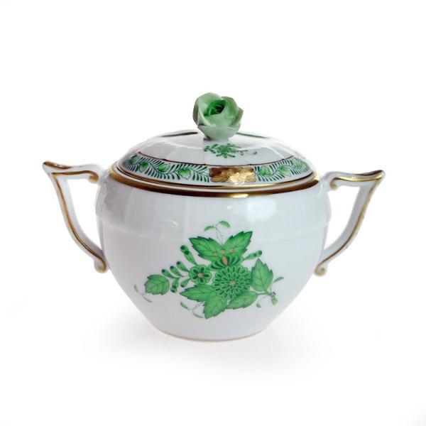 長く刻まれてきた世界の歴史に思いを馳せてヘレンドのベストセラー″アポニーグリーン″シリーズ。1860年代、ハンガリーのアポニー伯爵の急なオーダーに、名作「インドの華」の図案を元に、少しシンプルにデザインされたこのシリーズ。ヘレンドならではの...