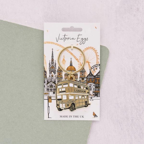 Victoria Eggs はロンドンを拠点とするデザイナー ヴィクトリアさんが手がける、イギリス製のホームウェア＆ギフトブランド 。全てのデザインは 手描き (hand-drawn) にて行われ、その手描きの絵をデータ化して商品を制作して...