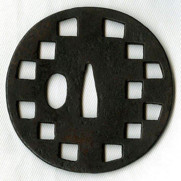 時代：江戸末期　材質：鉄地 縦8.9×横8.9×切羽台厚0.34cm　重量122g 今、世界で一番優秀な日本の精密工業製品の元となったのは、平安時代から続く日本刀の刀装具（外装）製作技術の賜物です。 是非、日本の工業技術の源とも言うべき日本...