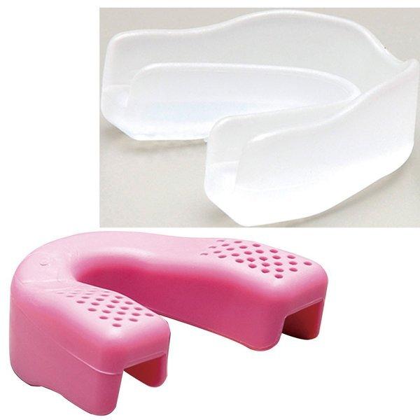 コンタクトスポーツの必需品。衝撃からプレーヤーの歯、顎を守ります。・衝撃吸収性ピロー・耐久性に優れた樹脂性マウスガードをお湯につけることで、形状を個々の口内に合わせることが可能です。低い設計で喉の閉塞感を減少マウスガードカラー　クリアー：ピ...