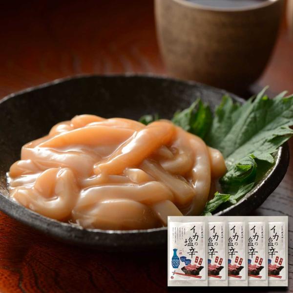 いかの胴（身）部分のみを使用した、いかさし昆布漬けです。手作業で皮を剥き、細い短冊状にカット。北海道釧路・根室地方沿岸で採れる「ねこあし昆布」を使用し、強いネバリと昆布の旨みを引き出しました。味付けは甘めでご飯に合い、柚子の香りと鷹の爪が後...