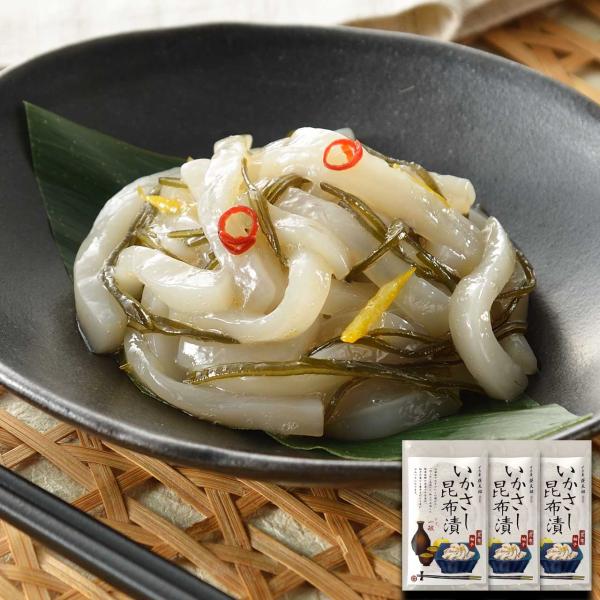 いかの胴（身）部分のみを使用した、いかさし昆布漬けです。手作業で皮を剥き、細い短冊状にカット。北海道釧路・根室地方沿岸で採れる「ねこあし昆布」を使用し、強いネバリと昆布の旨みを引き出しました。味付けは甘めでご飯に合い、柚子の香りと鷹の爪が後...