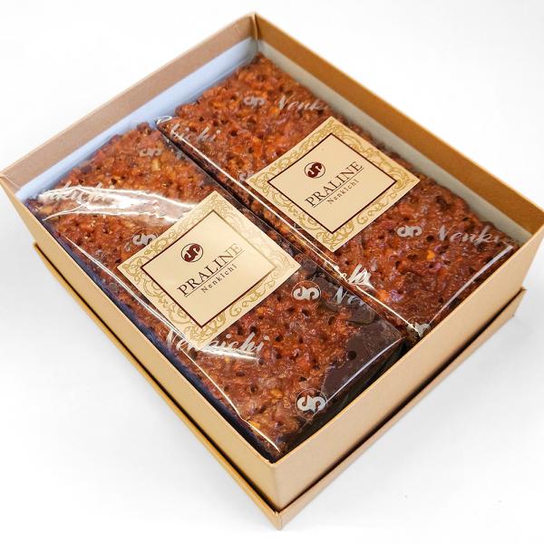 新潟で50年以上愛される引き菓子の大定番！念吉のプラリネ。懐かしい味わいのチョコレートでコーティングをしたスポンジケーキに自慢のフレッシュなカルフォルニア産アーモンドを100％使用した洋菓子です。懐かしの味わいをぜひ家族で食べてみてください。