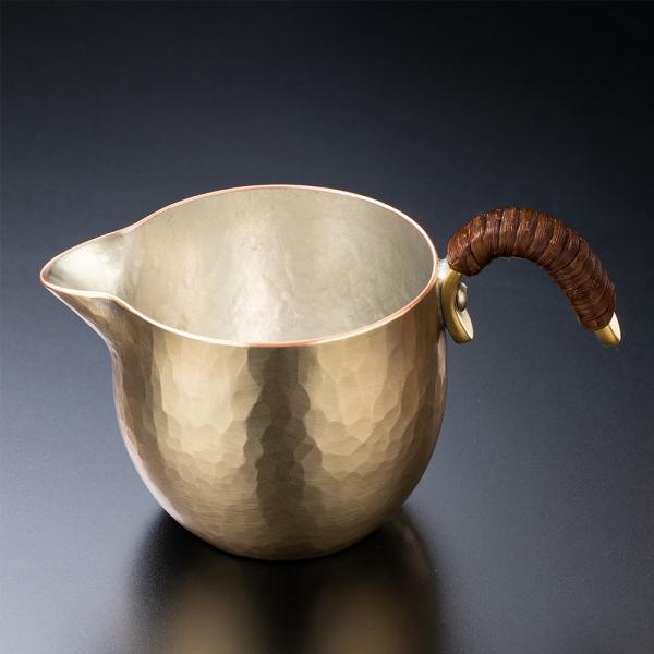 職人が伝統技術で手作りした、銅製のコーヒーサーバーです。日々のブレイクタイムに、銅の温かみを堪能してください。さらに、使い込むほどに、味わい深く変化していくのも楽しみの一つです。富貴堂の「珈琲サーバー」は、あなたの暮らしの質をワンランクアッ...