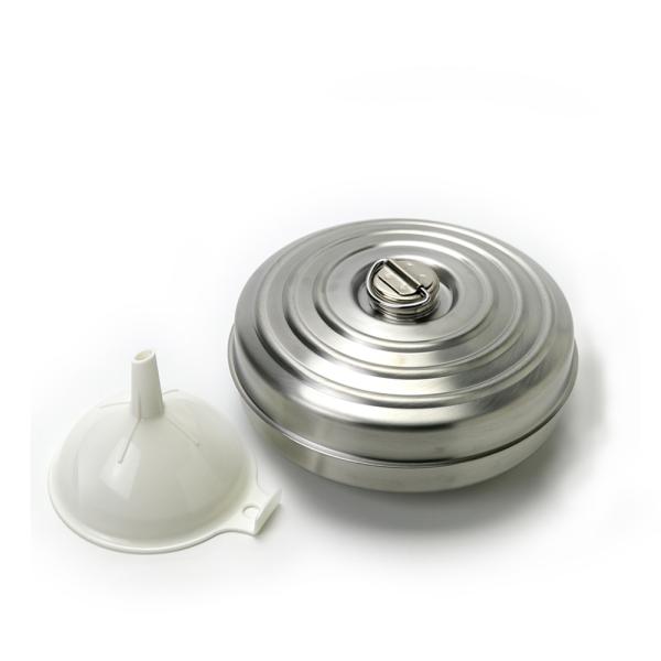 「燕の金属加工」×「見附のニット製造」。2つの優れた製造技術を融合させ、デザイン・使いやすさを追求した湯たんぽです。耐久性が高く、「100年湯たんぽ」の名前通り、長く愛用できます。アルチザンから、「100年湯たんぽ」をご紹介。燕市の金属加工...