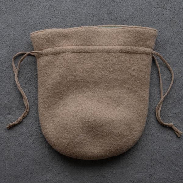 「燕の金属加工」×「見附のニット製造」。2つの優れた製造技術を融合させ、デザイン・使いやすさを追求した湯たんぽです。耐久性が高く、「100年湯たんぽ」の名前通り、長く愛用できます。アルチザンから、「100年湯たんぽ」をご紹介。燕市の金属加工...