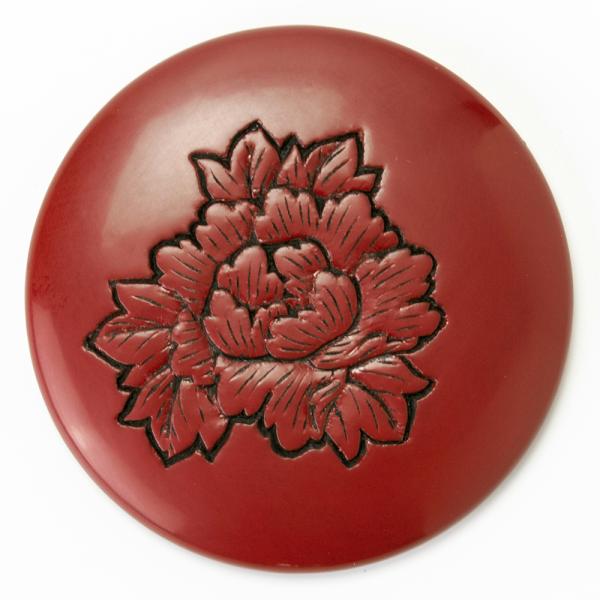 村上市に古くから伝わる伝統工芸品「村上木彫堆朱」。大胆な牡丹の模様が施された姫鏡は、華やかさの中にも落ち着きを感じる手鏡です。母の日や還暦祝いなど、大切な方への贈り物に喜ばれますよ。「村上木彫堆朱」は、村上市に古くから受け継がれる伝統工芸品...