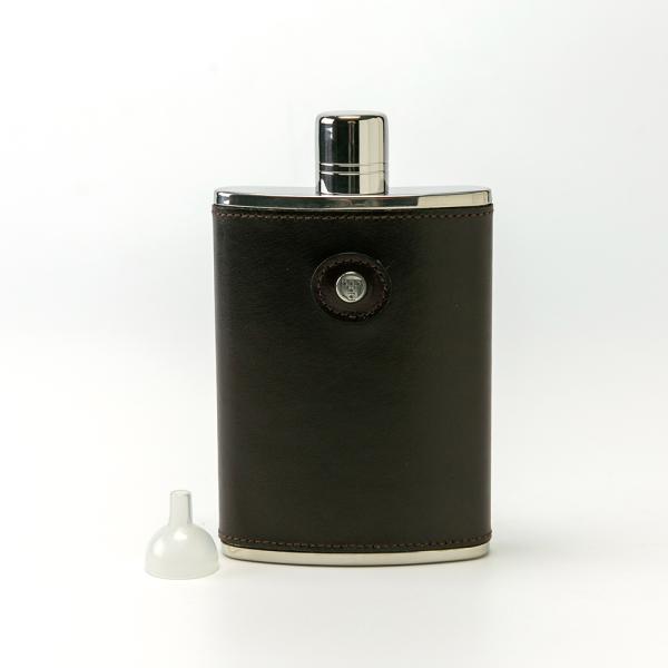 金属加工の研磨技術で磨き上げた、ステンレス製ウイスキーボトル。別名「スキットル」とも呼ばれる蒸留酒用の水筒です。レザー仕様のデザインは、アウトドアシーンをリッチに演出してくれます。三宝産業からステンレス製のウイスキーボトルをご紹介します。ミ...