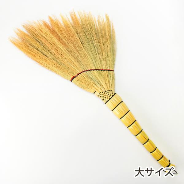 ホウキモロコシという植物で作られた「和ほうき」。阿賀野市の旧大和地区で古くから受け継がれる民芸品で、手仕事ならではの風合いが魅力です。畳・フローリング・玄関など、場所を選ばずに使用できます！阿賀野市の旧大和地区で、明治・大正時代から受け継が...