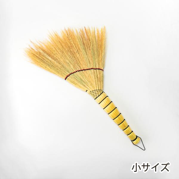 ホウキモロコシという植物で作られた「和ほうき」。阿賀野市の旧大和地区で古くから受け継がれる民芸品で、手仕事ならではの風合いが魅力です。畳・フローリング・玄関など、場所を選ばずに使用できます！阿賀野市の旧大和地区で、明治・大正時代から受け継が...