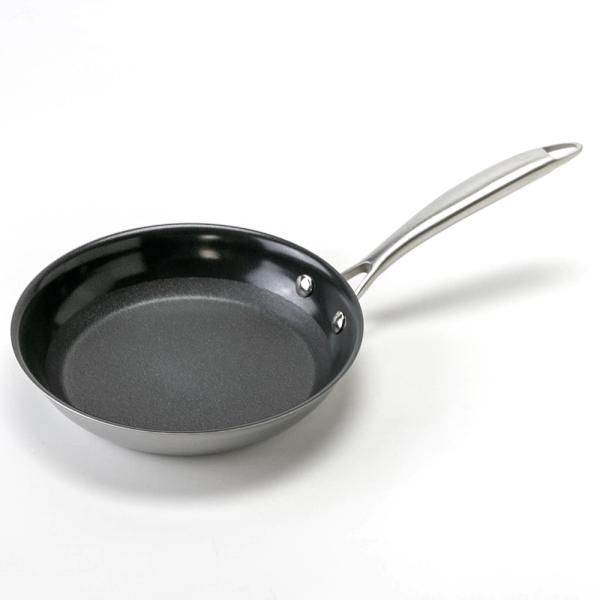 フッ素コーティングを施していない「PFAS FREE」のフライパンです。デボス加工で表面に微細な穴が空いているため、食材があまり焦げ付きません！ステンレス製だからIHヒーターでも使えますよ。燕市のアミティから、PFAS FREEのフライパン...