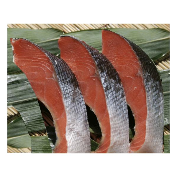 【本造り鮭〜鮭の寒風干し〜】☆身と塩をなじませ味を熟成させます。冷暗所で時間を掛けて塩をなじませていくと身全体に塩がまわり、味が熟成してきます。☆寒風にさらして干し上げる。 寒風にさらして干すと、鮭の旨味が増してきます。☆鮭は塩加減！ 鮭は...