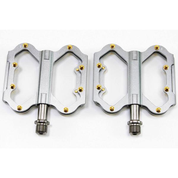 ・主な仕様： ・両面フラット　サイズ　約　９０ｍｍｘ１００ｍｍ・ペダル軸ネジ寸法(インチxTPI)BC 9/16x20T.P.I.・ペダル軸材質:　64チタン合金・ボディ材質:　アルミ合金6061・平均重量(ペア):　約　230g・※　パッ...