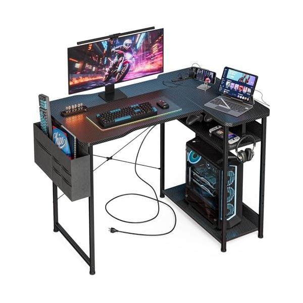 高級感と機能性が融合 洗練されたデザインと高級感あふれるカーボン調天板が魅力の、Acrolixゲーミングデスク。左右入れ替え可能なL字型、便利なコンセント、大容量収納バッグなど、使いやすさを極めた一台です。 L字の向きを自在に L字型の両サ...