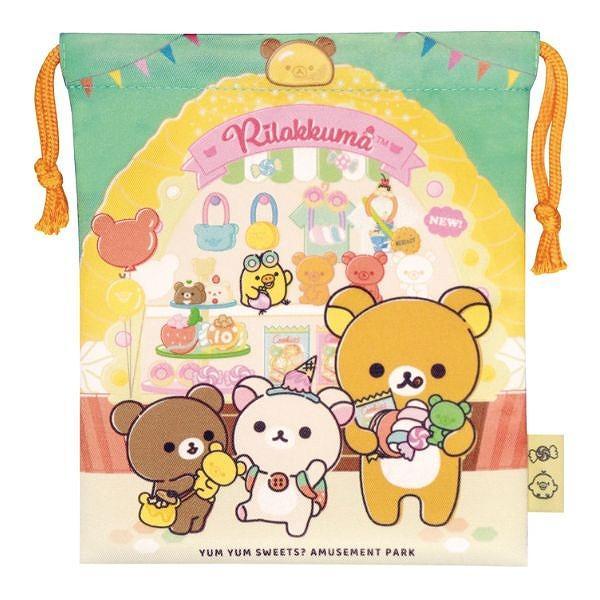 リラックマ 巾着 おかしな遊園地 H21×W18cmリラックマの可愛い巾着袋。裏表で違うデザインになっているよ。小物やお菓子を入れて使ってね！■仕様内容■サイズ：約H210×W180mm素材：ポリエステル