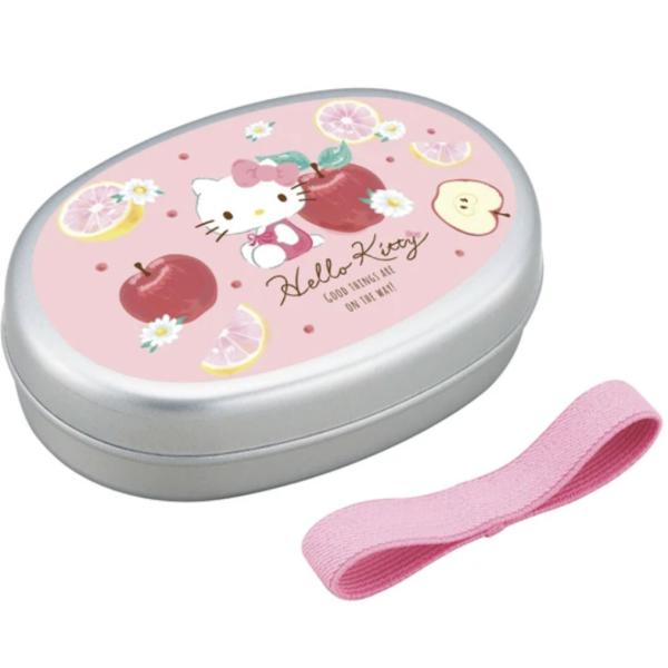 【ハローキティ】　アルミ子供弁当箱M　サンリオ　ランチボックス　りんご　フルーツ<日本製>リンゴとグレープフルーツに囲まれたカワイイフルーツ柄のキティちゃんシリーズです！淡めのピンク色に、赤いリンゴがアクセントになっているカワイ...