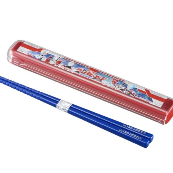 ウルトラヒーローズ 引フタ 箸箱セット ケース付 抗菌 ウルトラマン 日本製最新作ウルトラマンオメガが登場！オメガの他、前作のアーク、人気のブレーザー、ゼット、エックスと歴代のウルトラマンが大集合した豪華仕様です●シンプルな構造なのでこわれ...