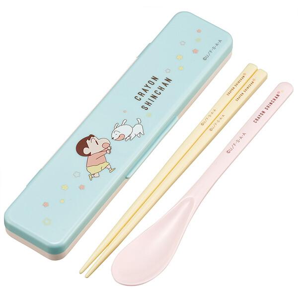 音の鳴らないコンビセット 箸18cm クレヨンしんちゃん パステルスター使い勝手のいいサイズのお箸とスプーン、収納ケースのセット。食洗機対応。箸の先端にはすべり止め加工付き。スプーンは小振りで長めの形状で、弁当箱の隅にフィットしやすい。ケー...