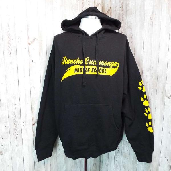 【当店スタッフのお薦めポイント】・アメリカ・カリフォルニア州にあるランチョクカモンガ・ミドル・スクールのロゴ入りパーカーです。・アメカジ風の胸元のデザインと袖プリントのバランスが、シンプルなのにカッコイイ１着！※状態は画像にてご確認ください...