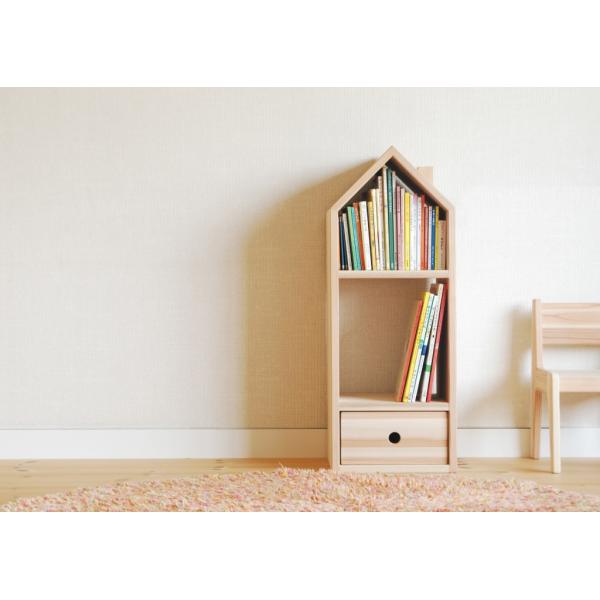 のっぽの絵本も、 おちびの絵本も、おかえりなさい。いろいろな大きさがある絵本。そんな絵本をきれいにならべて収納したい。そんな想いから生まれた本棚です。背の低い絵本から高い絵本へ。きれいに並べるとおうちの屋根の形とピッタリ。下には引き出しがひ...