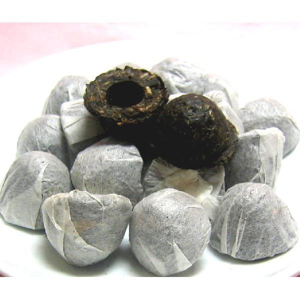 お椀状に固めた黒茶（プーアル茶・後発酵茶）で、微生物（麹カビ）の働きにより発酵させたお茶です。アルカリ度が高く広東料理の定番です。1級茶葉を使用した1回分のミニタイプ。味も香りもまろやかです。<br><br>包装しい...