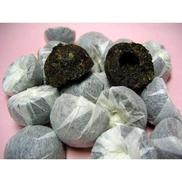 黒茶（プーアル茶・後発酵茶）に菊の花をブレンドしお椀状に固め、微生物（麹カビ）の働きにより発酵させたお茶です。アルカリ度が高く広東料理の定番です。1級茶葉を使用した1回分のミニタイプ。味も香りもまろやかです。プーアル茶だけでなく菊の花の香り...