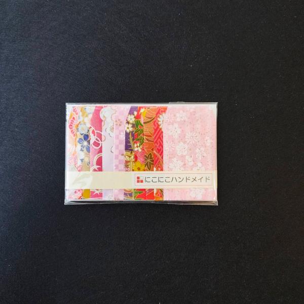 友禅和紙●豆ぽち袋　10枚入り友禅和紙でぽち袋を作りました。500円玉が入るように制作しております。長財布にも入るサイズ感なので、お財布におひとつ携帯するのはいかがでしょうか。ぽち袋サイズ：高さ 6cm × 横 4cm【備考】・送料無料（に...