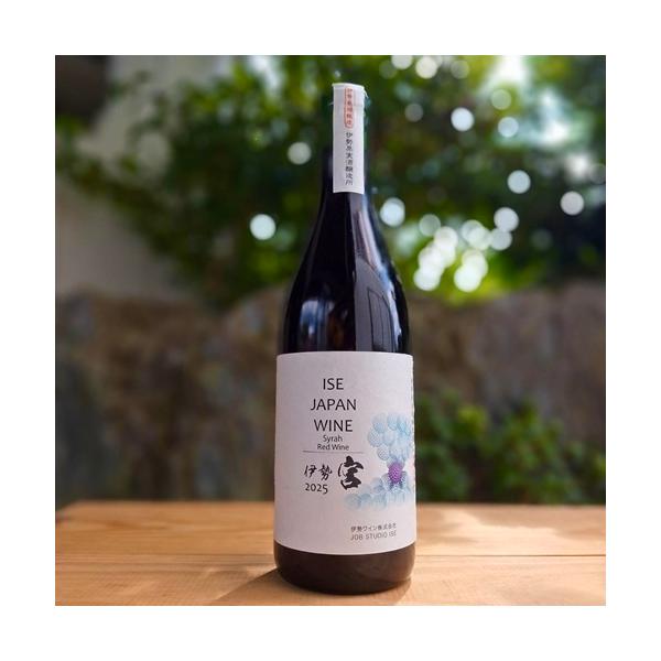 ■品目　果実酒【日本ワイン】■原材料　ぶどう（伊勢市産100％）/酸化防止剤（亜硫酸塩）■品種　シラー■製造者　伊勢ワイン株式会社■内容量　720ml / アルコール分：12% / 保存方法：14℃以下で保存■味わい　伊勢市産ぶどうシラーを...